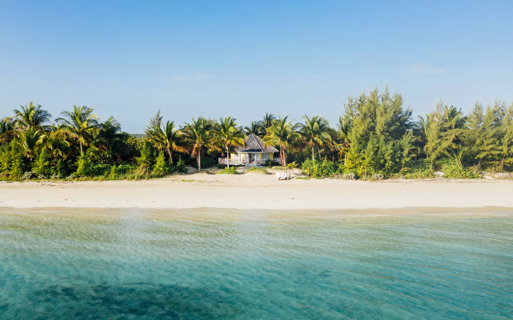 Widok na plażę i chatę w Kamalame Cay Private Island Resort