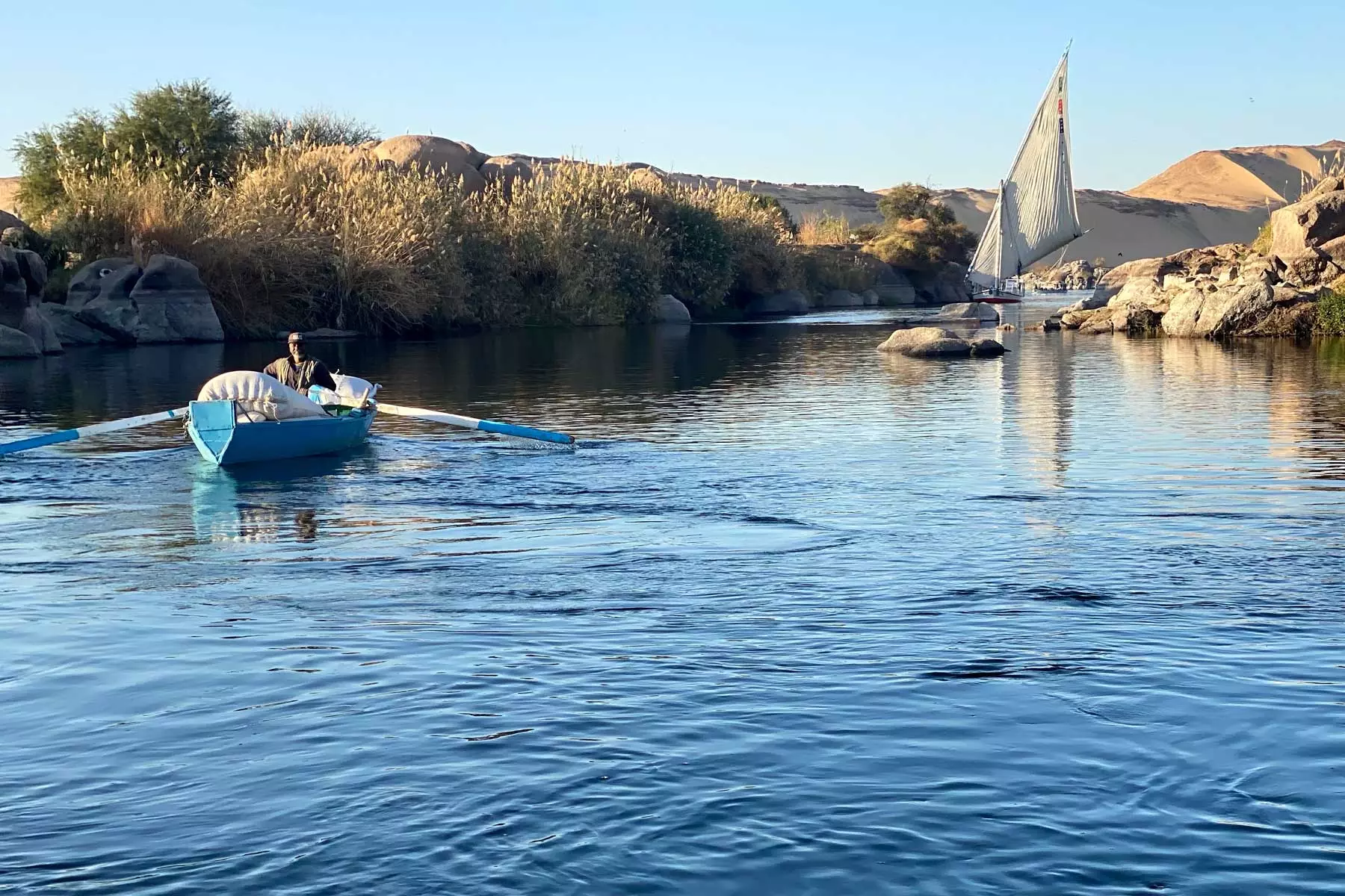 Nile River mat Segelboot a Rudderboot - Rees duerch Ägypten