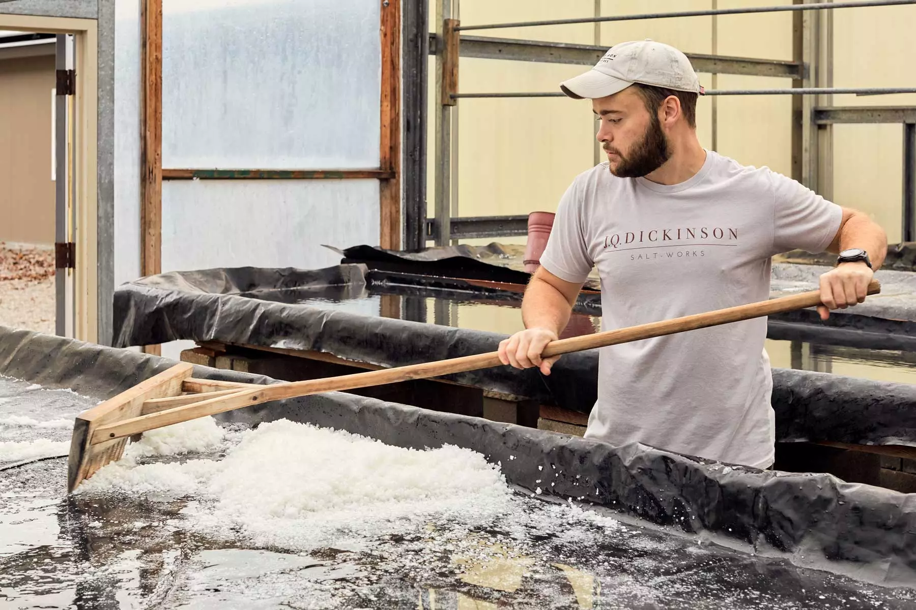 Mushandi anogadzira munyu paJQ Dickinson Salt Works, muWest Virginia