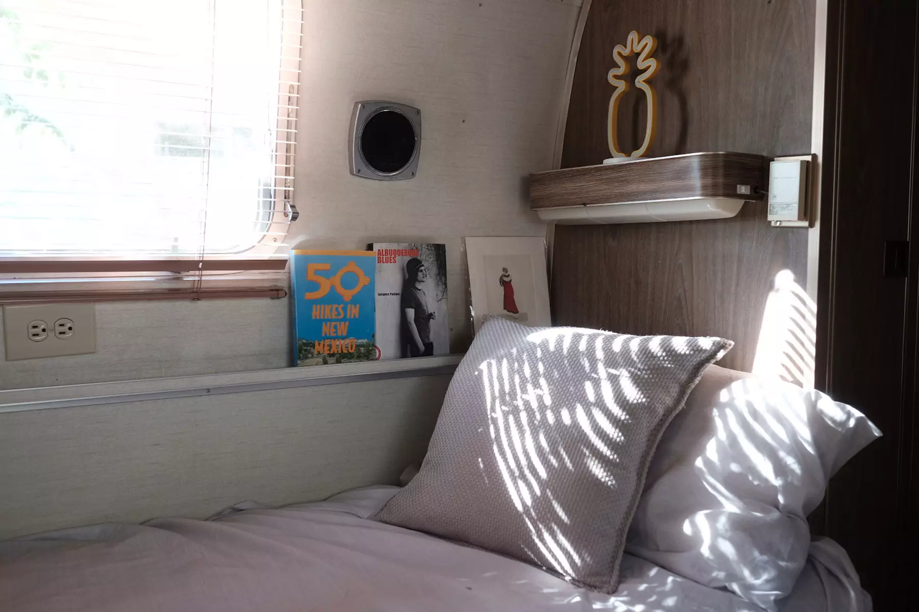 Cama dentro de Sticky Fingers Airstream