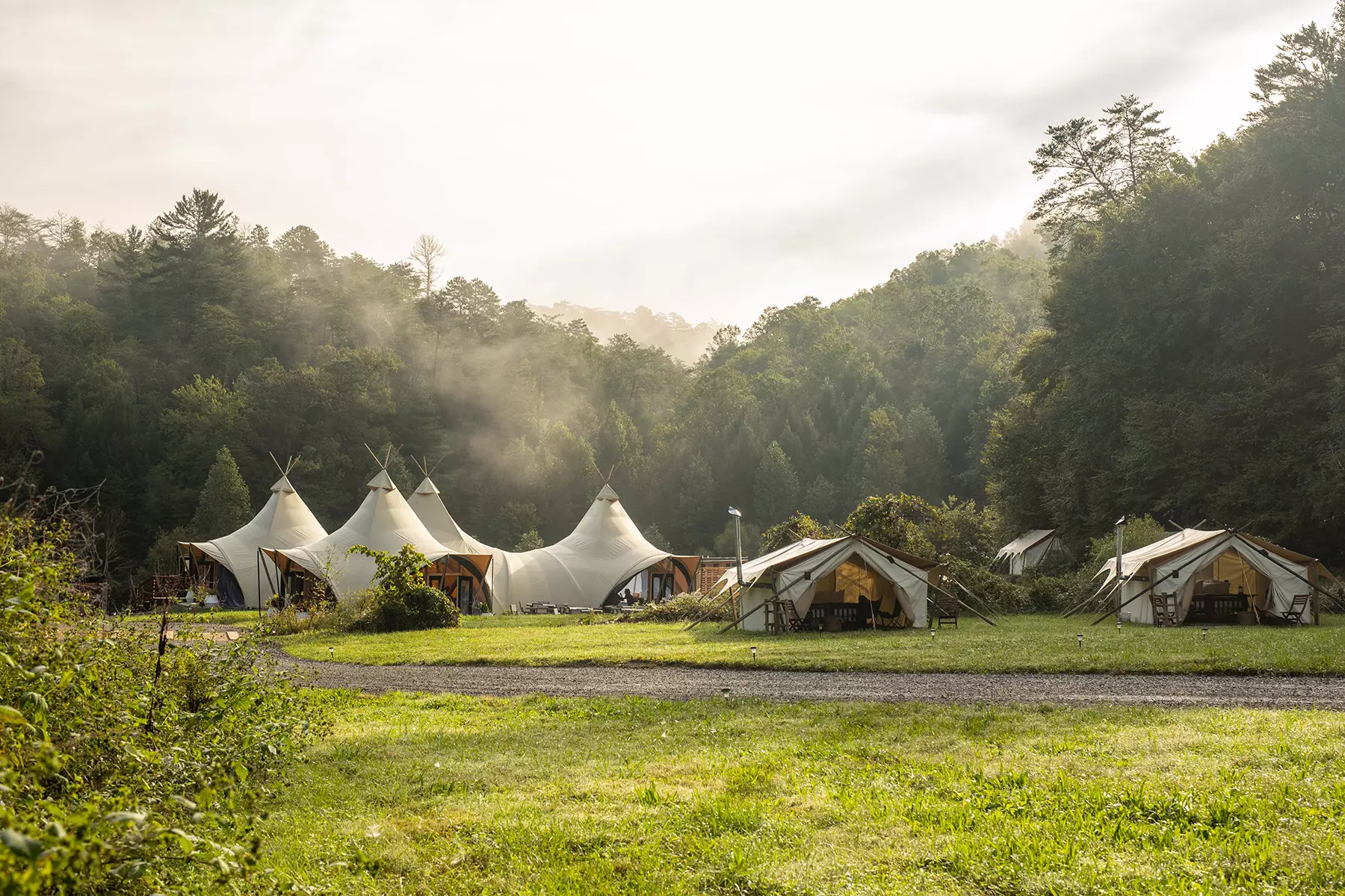 Under Canvas Böyük Smokey Dağlarından bir qrup çadır