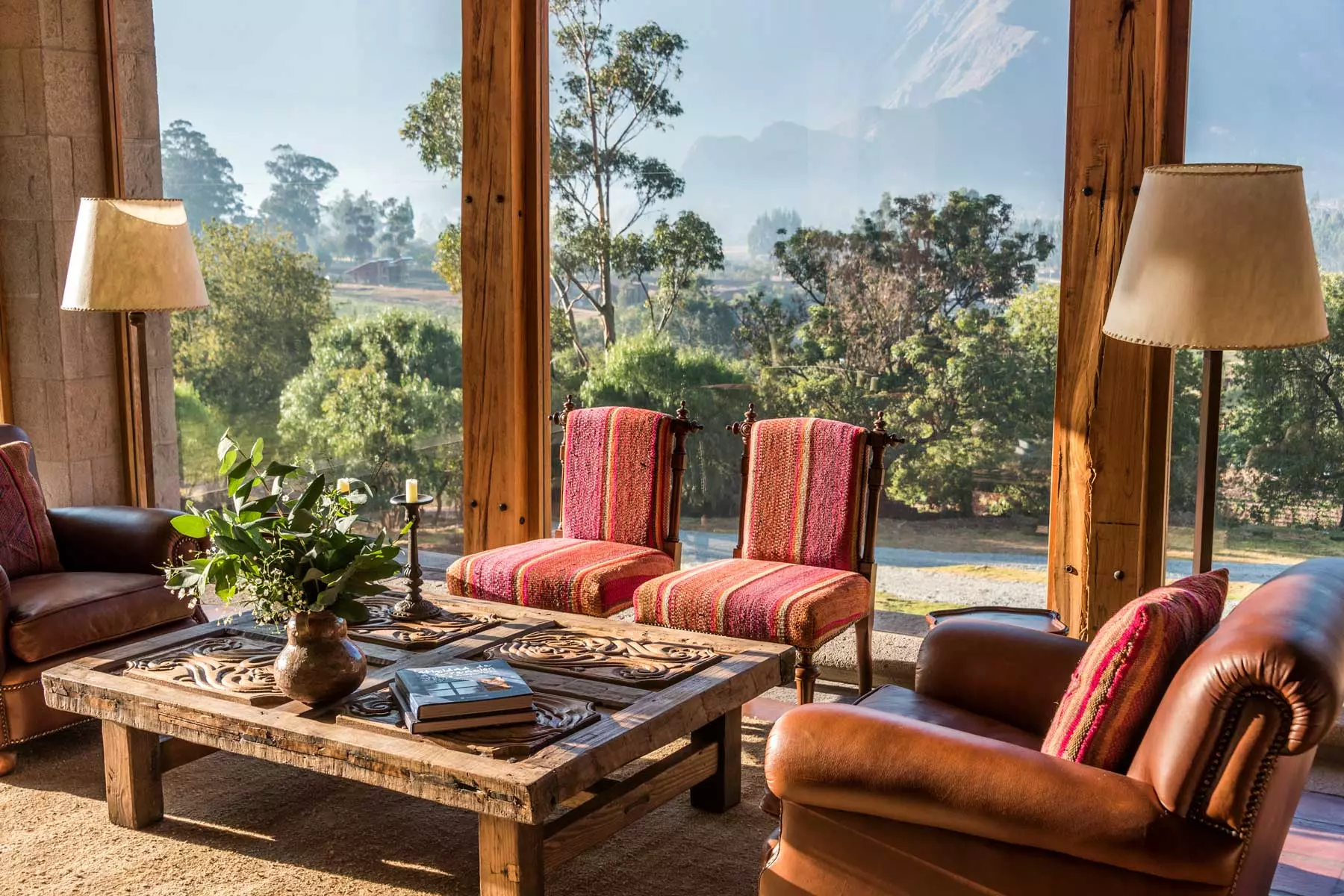 Vista desde un salón en el resort Inkaterra Hacienda Urubamba en Perú