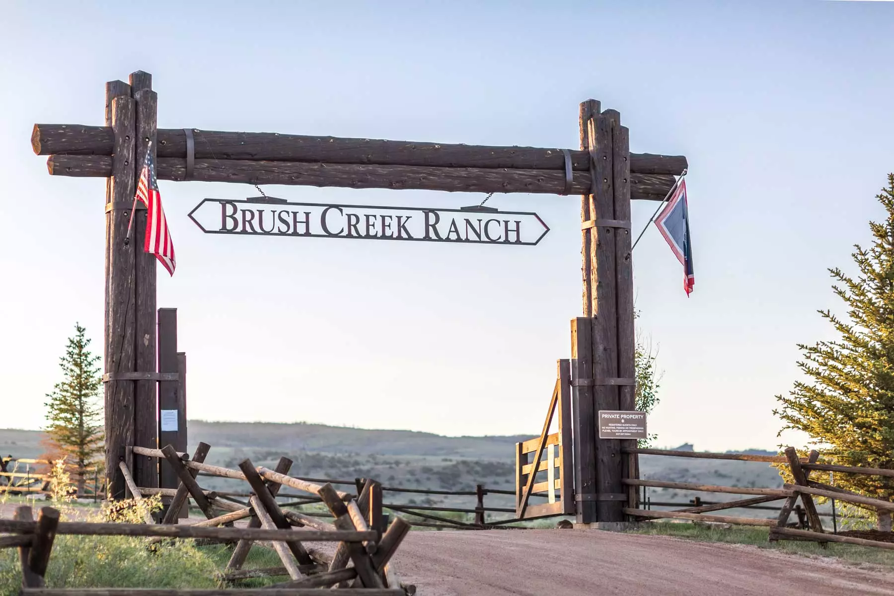 შესასვლელი კარიბჭე Lodge and Spa-ში Brush Creek Ranch-ში