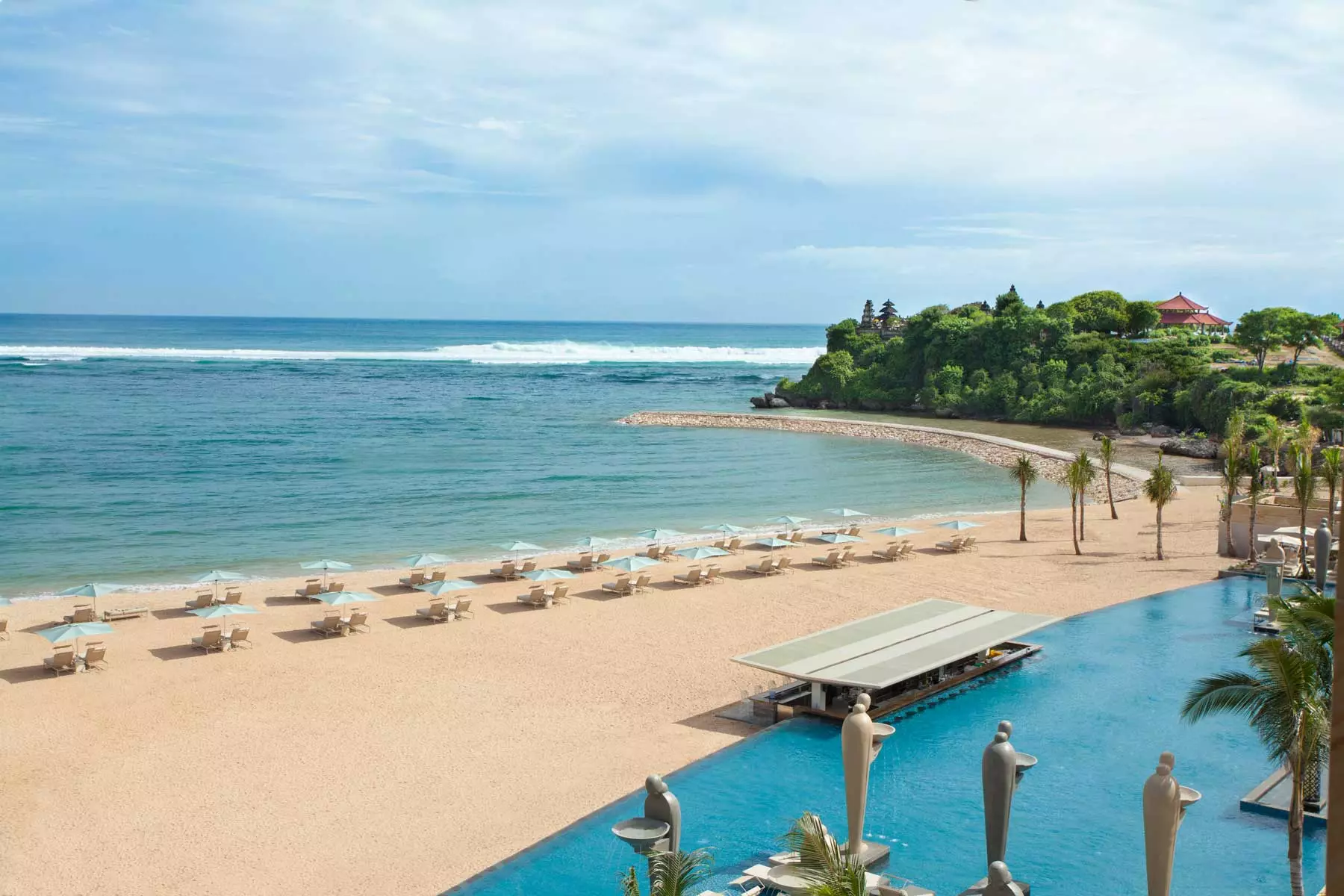 Piscina y playa en The Mulia, Bali resort