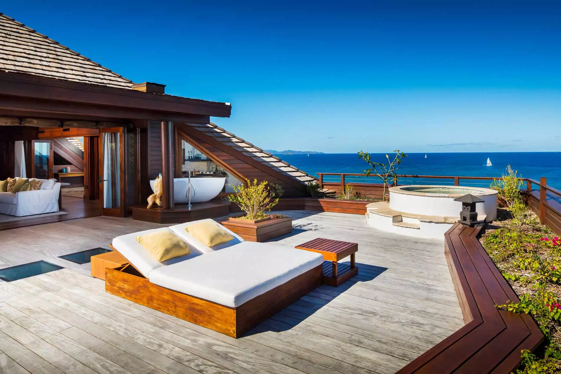 Terrasse mit Whirlpool auf Necker Island auf den Britischen Jungferninseln