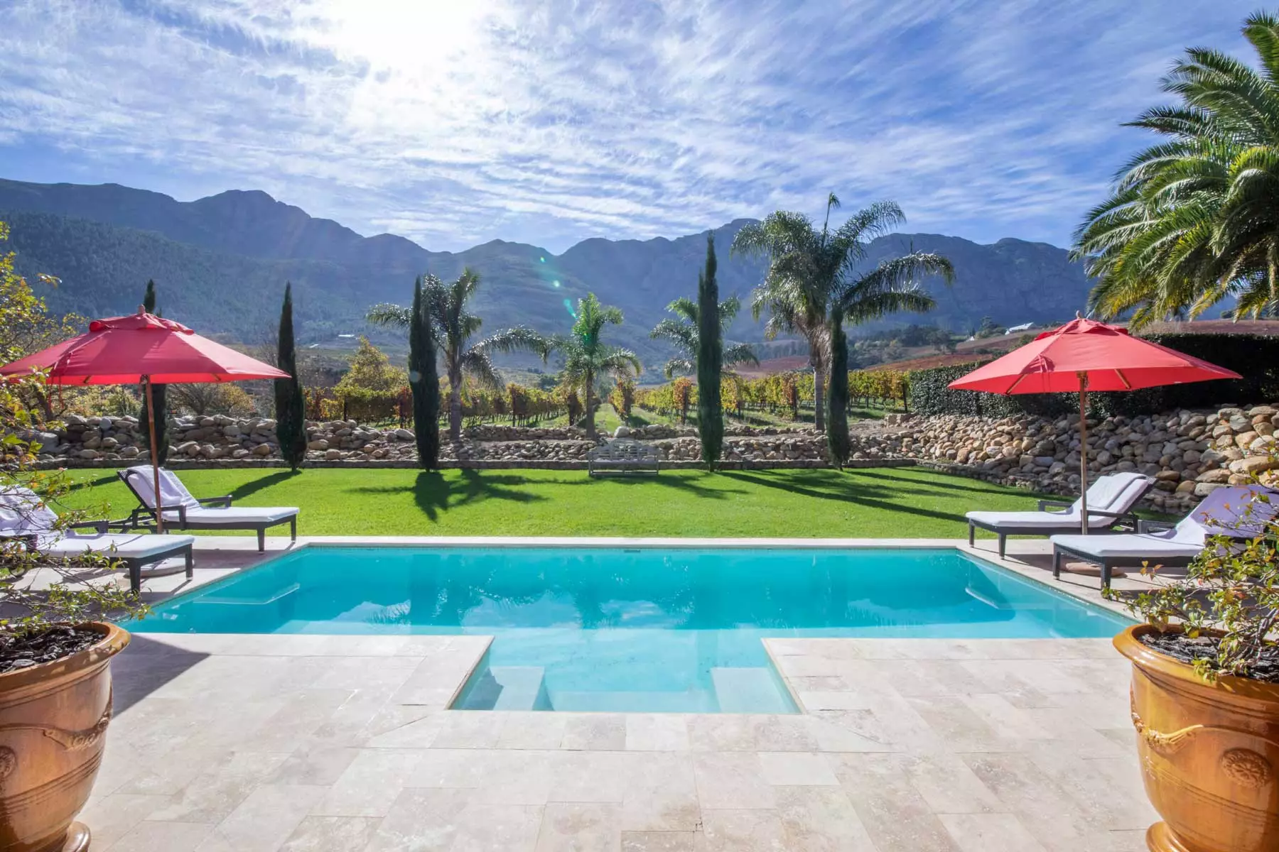 Piscina con vistas a la montaña en el resort La Residence en Sudáfrica