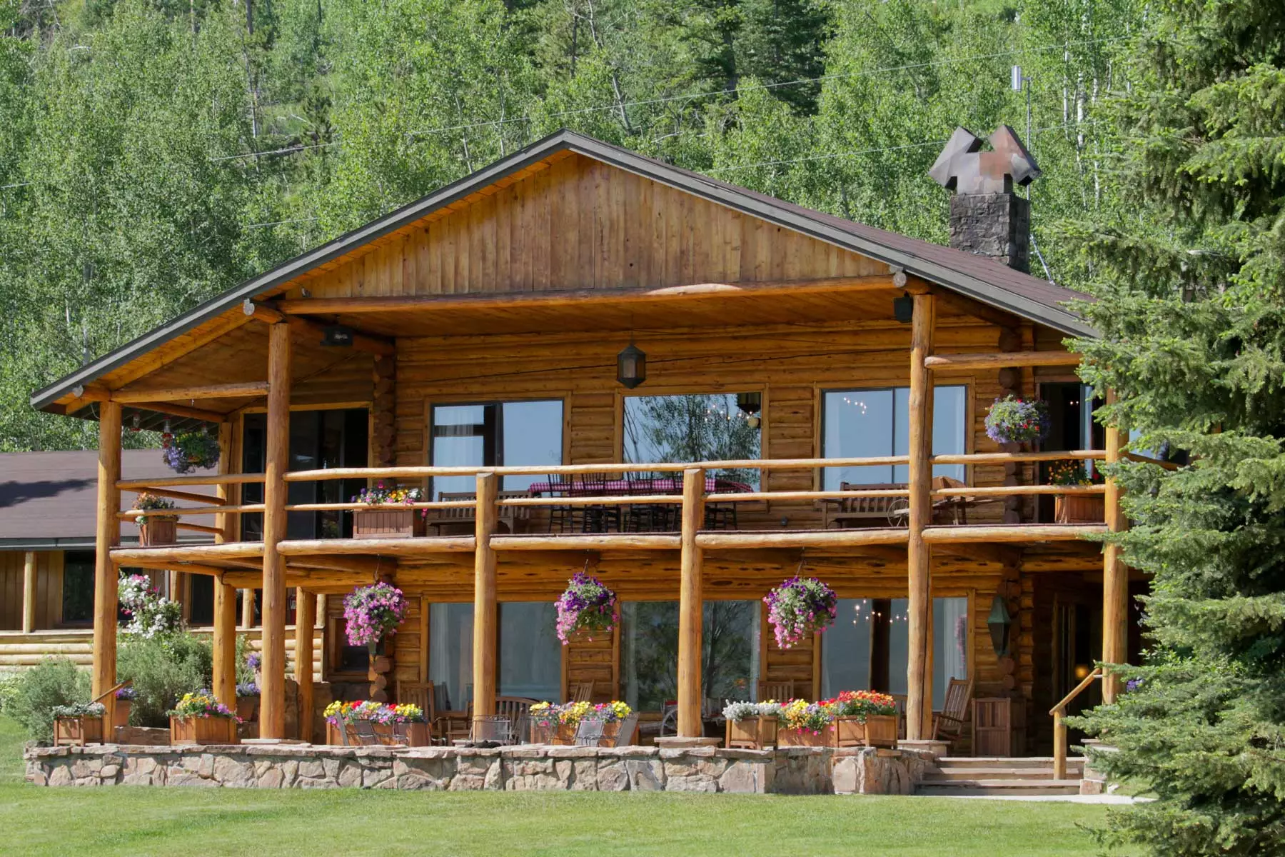 Exterior de una cabaña en el rancho para huéspedes C Lazy U en Colorado