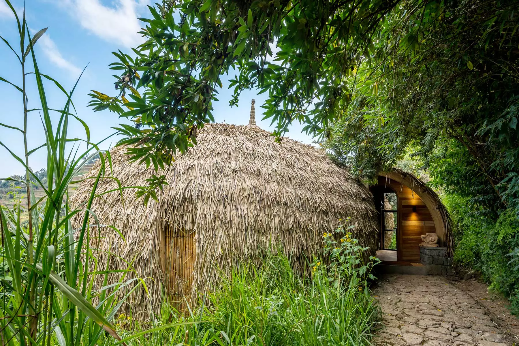 Ruanda'daki Wilderness Safaris Bisate Lodge'da bir kulübenin dışı