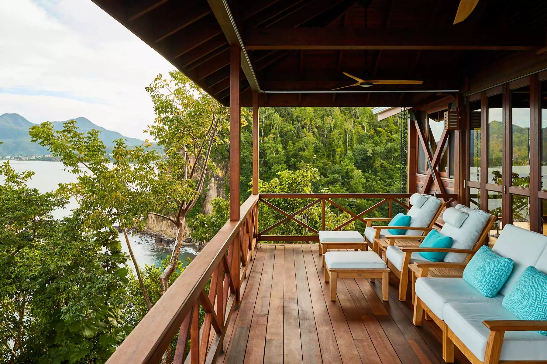 Terrasse einer Villa im Secret Bay Resort in Dominica