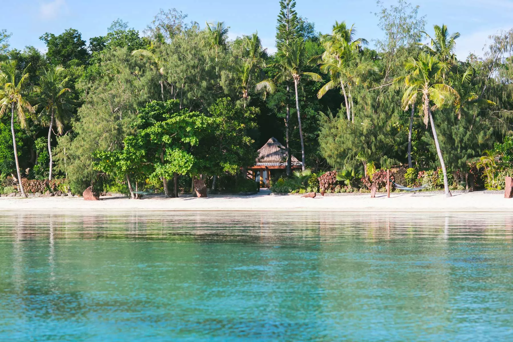 Vista desde el agua a una villa en el Turtle Island Resort en Fiji