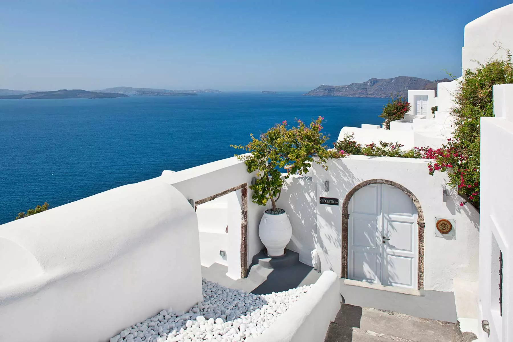 Alle weißen Eingang zum Empfangsbereich des Hotels Canaves Oia in Santorini, Griechenland