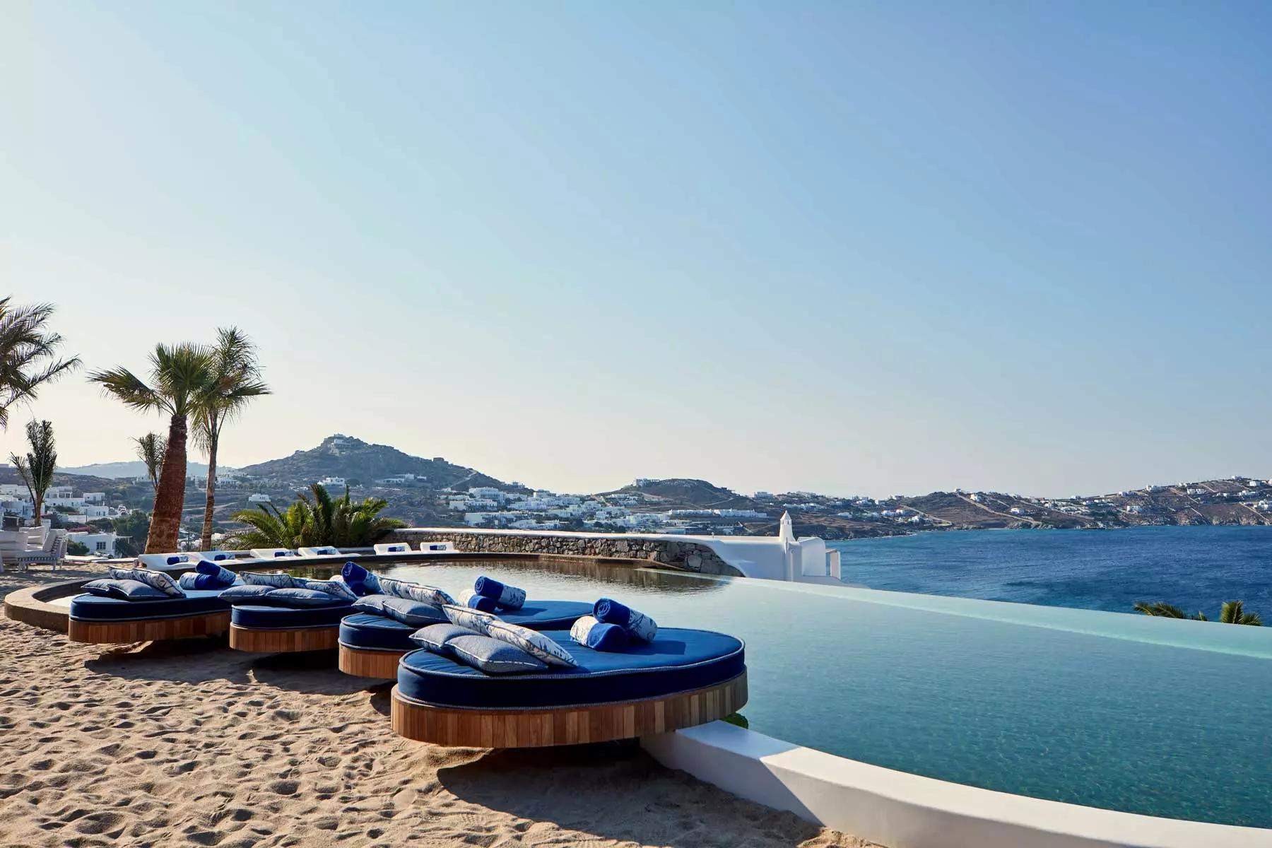 Piscina en el hotel Katikies Mykonos en Grecia