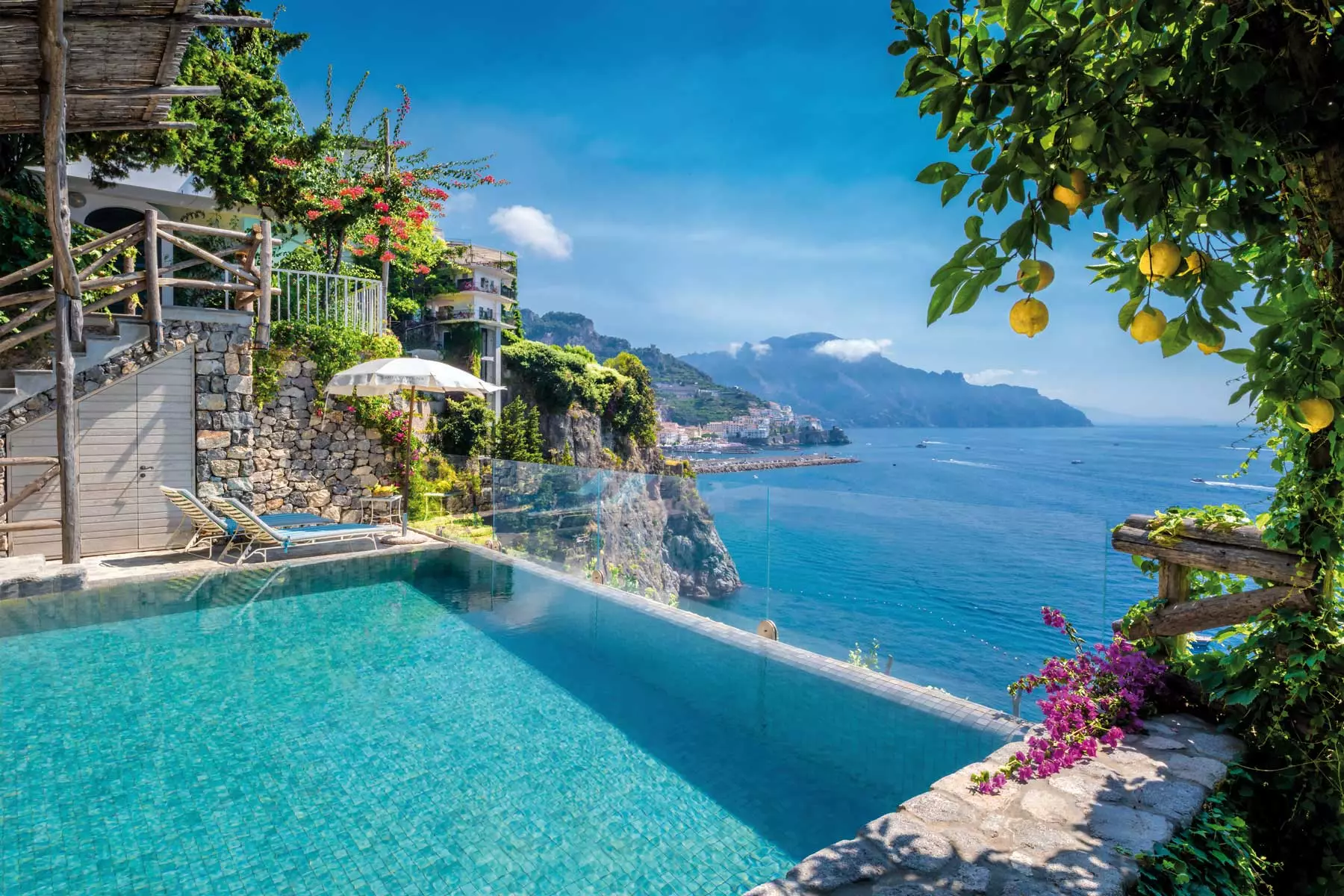 Vista des de la piscina de l'Hotel Santa Caterina a Itàlia