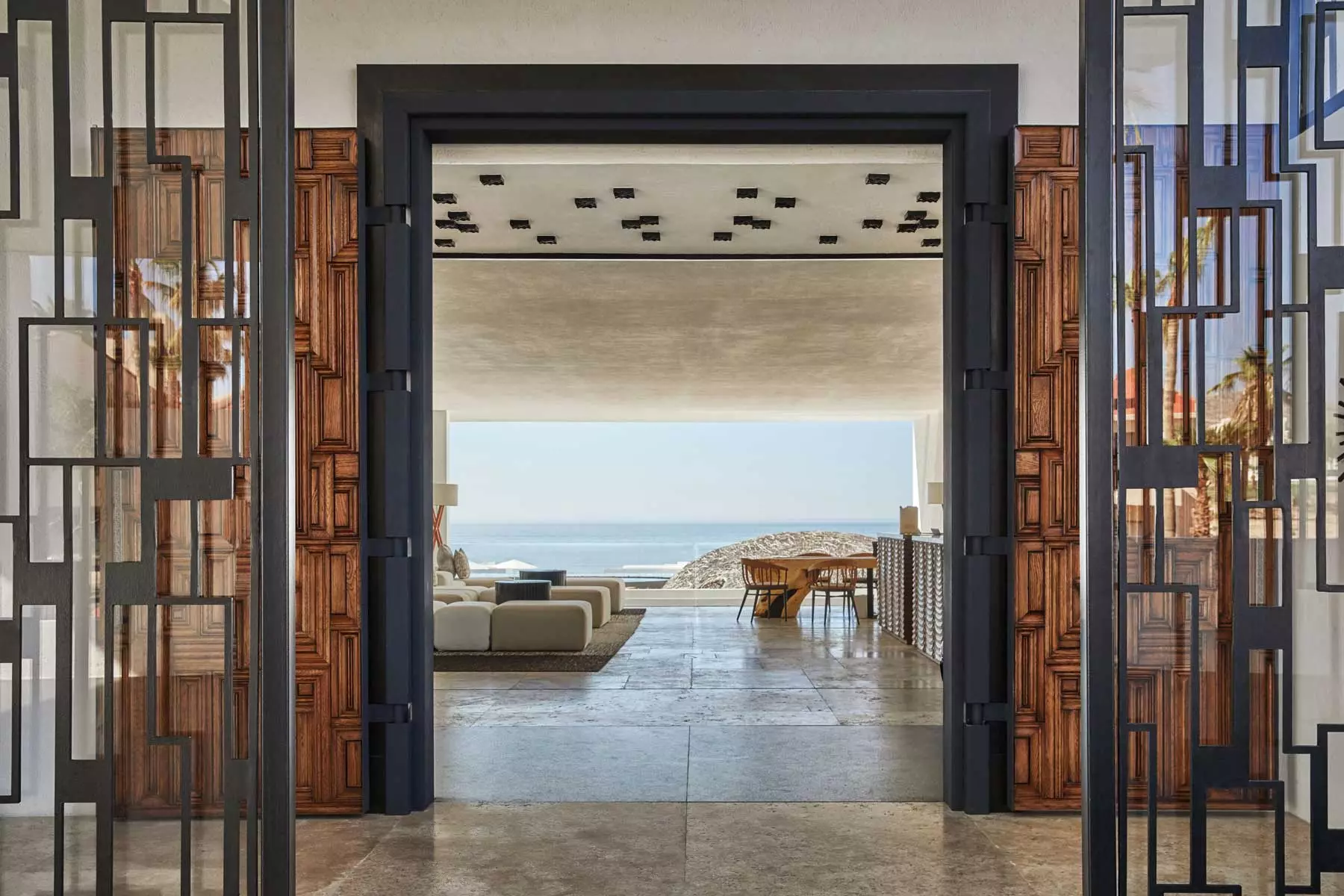 Lobby con vista al mar en el resort Viceroy Los Cabos en México