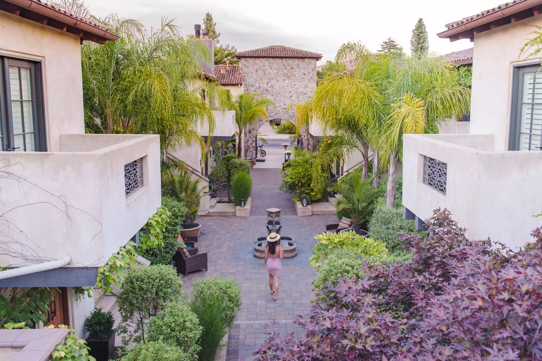 Frau zu Fuß durch den Innenhof des North Block Resort in Kalifornien