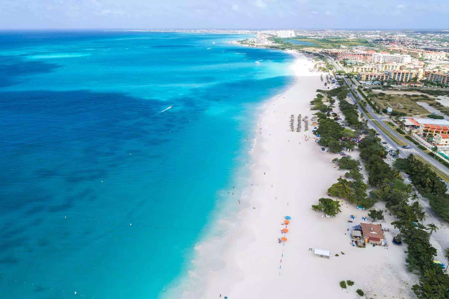 Aerial view ng isang resort-lined beach sa Aruba