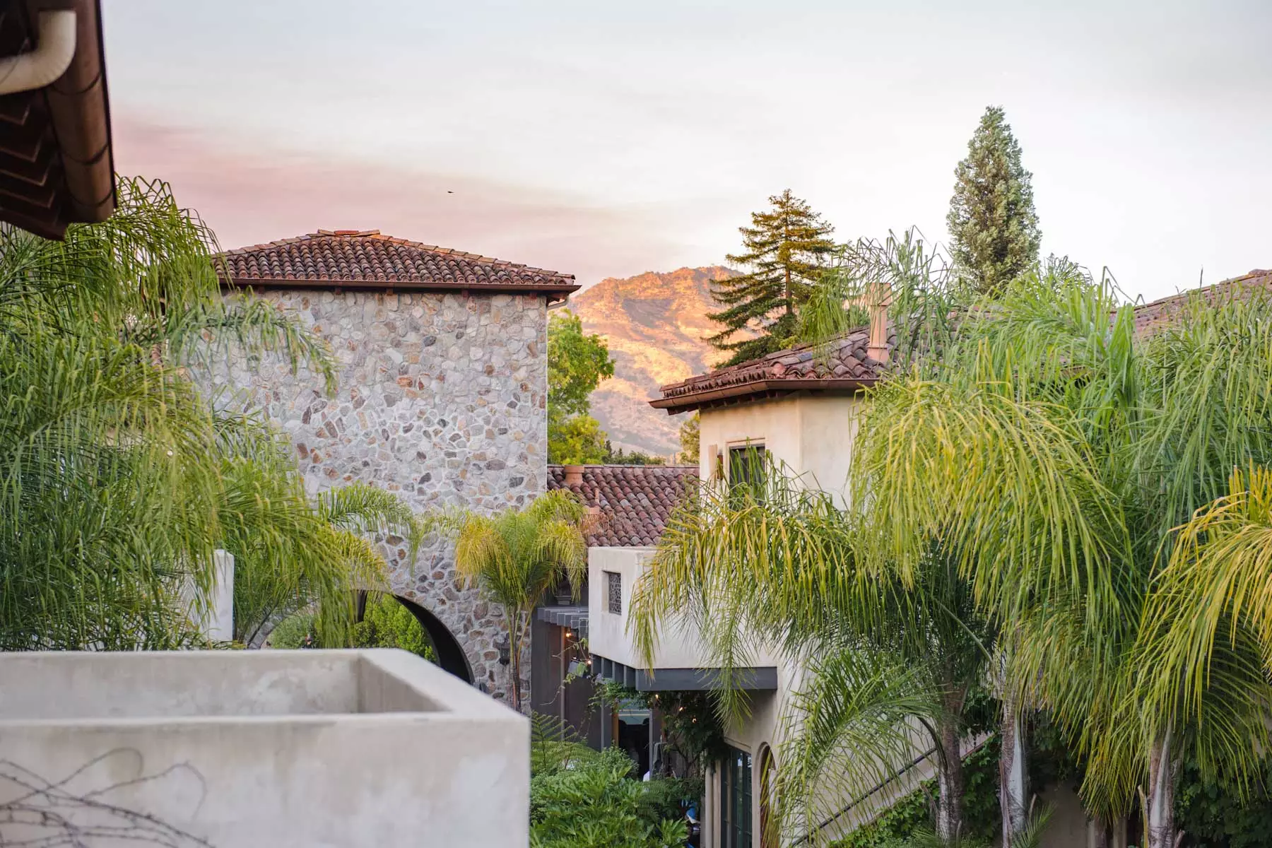 加利福尼亚州北街区酒店的瓷砖屋顶，可以欣赏到群山