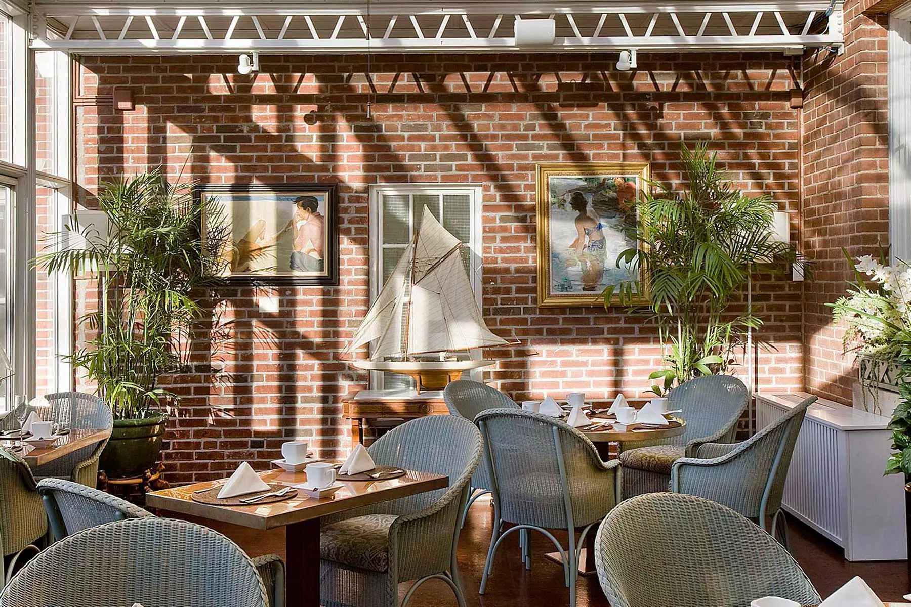 Wypełniona światłem słonecznym jadalnia w ośrodku The Vanderbilt na Rhode Island