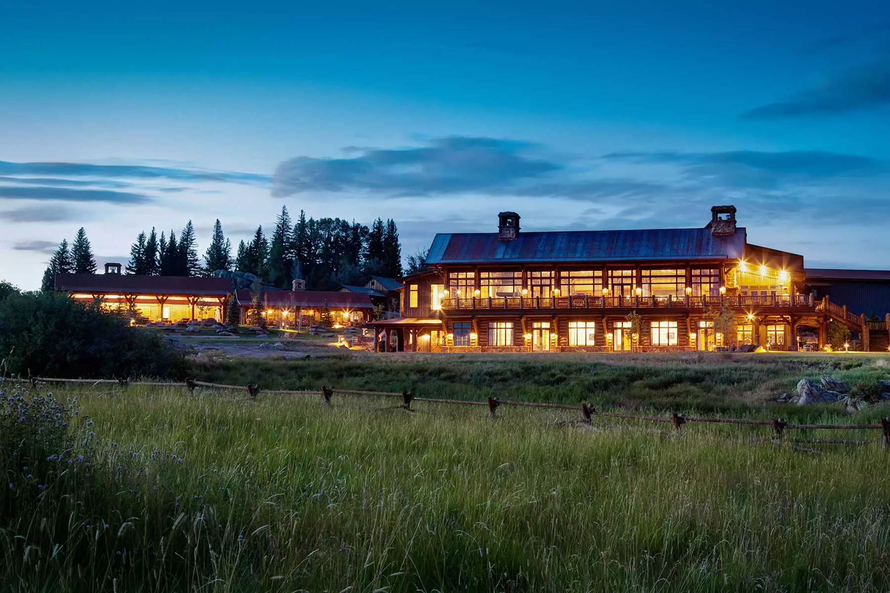 Pemandangan malam The Lodge & Spa di Brush Creek Ranch