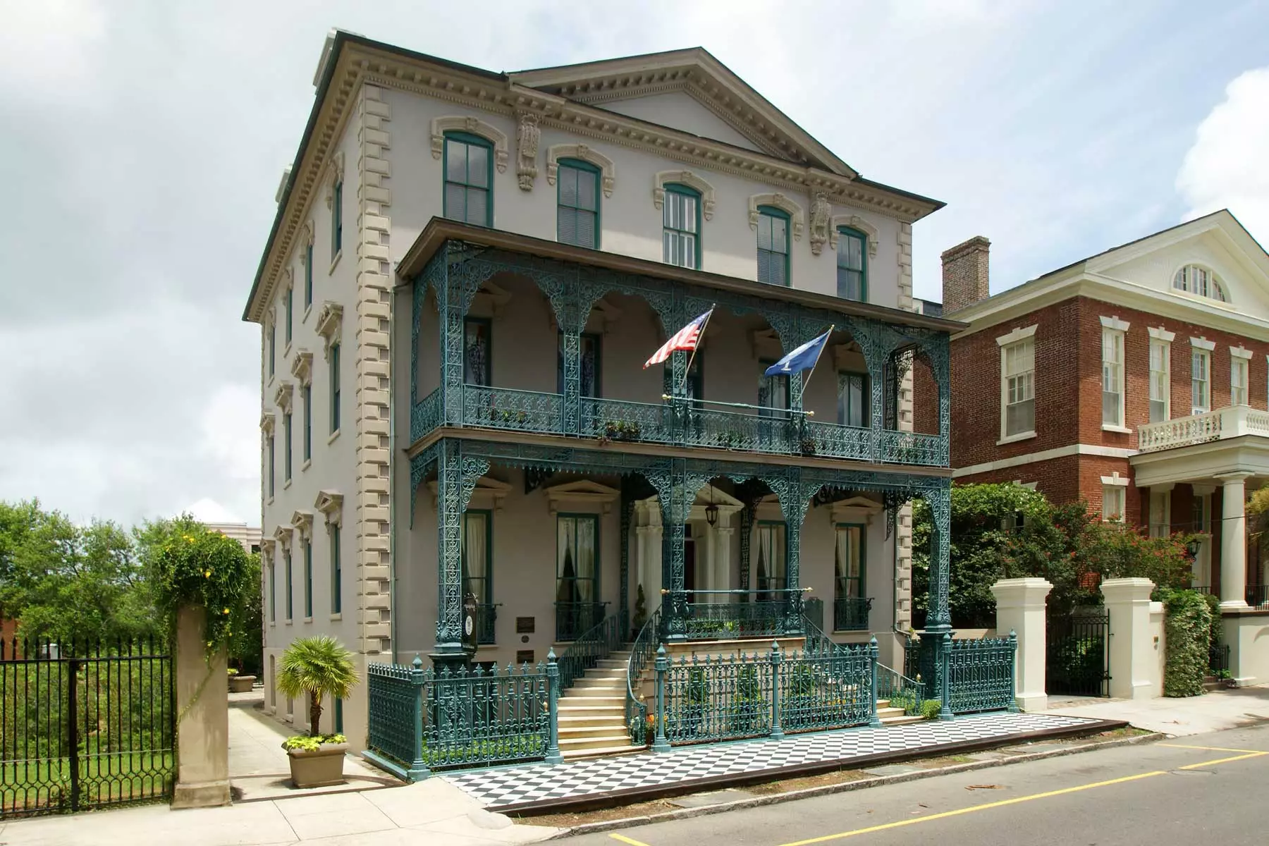 Inyuma ya John Rutledge House Inn muri Charleston, SC