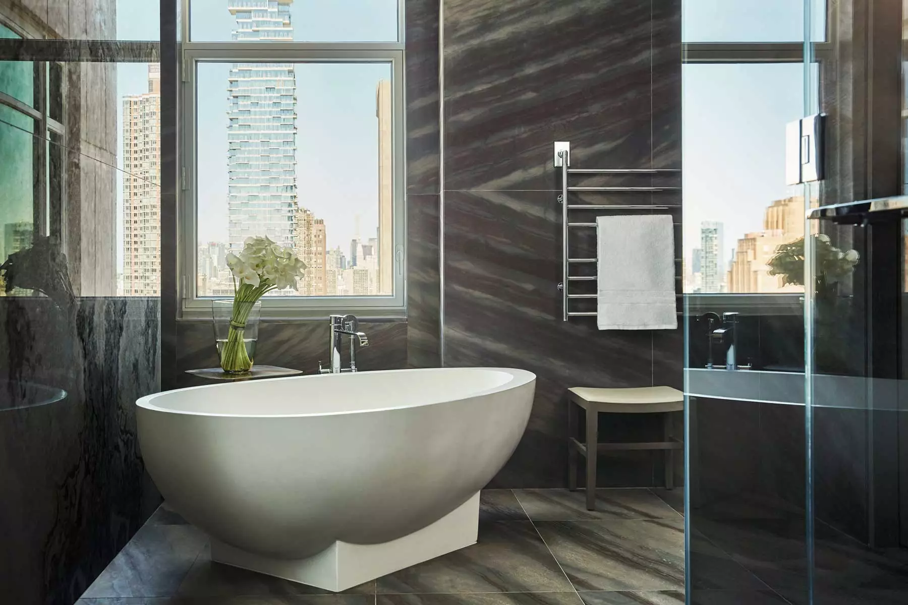 Bagno con vasca da bagno a forma di uovo al Four Seasons Hotel Downtown di New York City