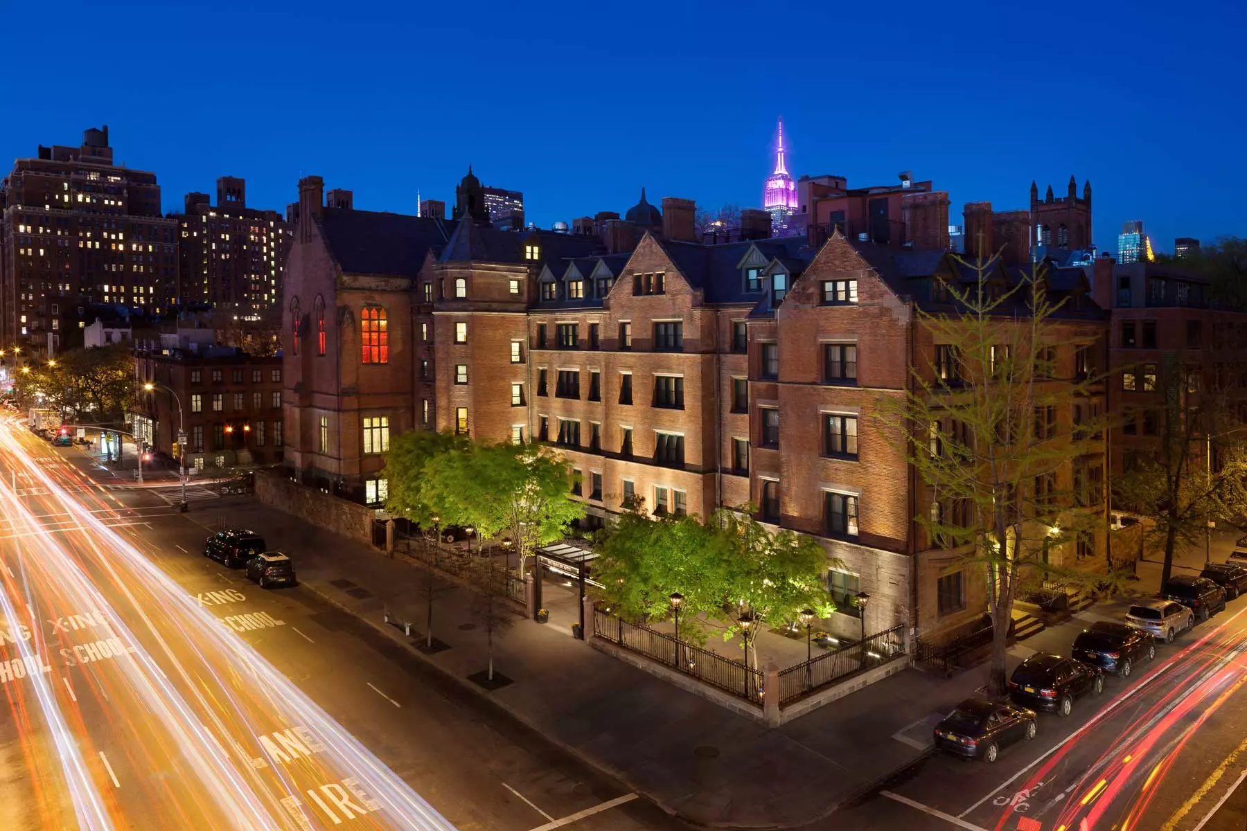 Vista dell'esterno dell'High Line Hotel di New York di notte