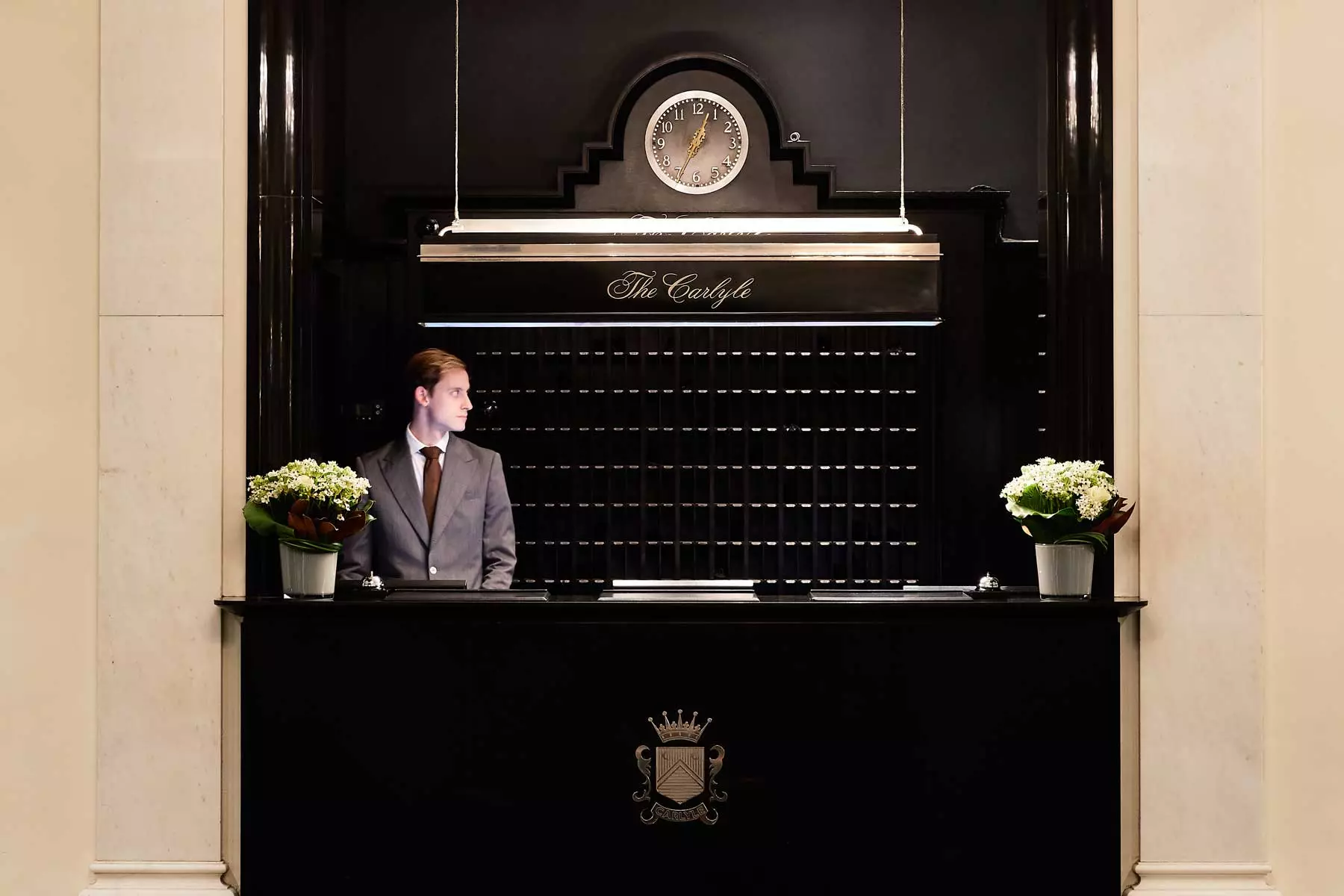 พนักงานต้อนรับที่โรงแรม The Carlyle ในนิวยอร์กซิตี้