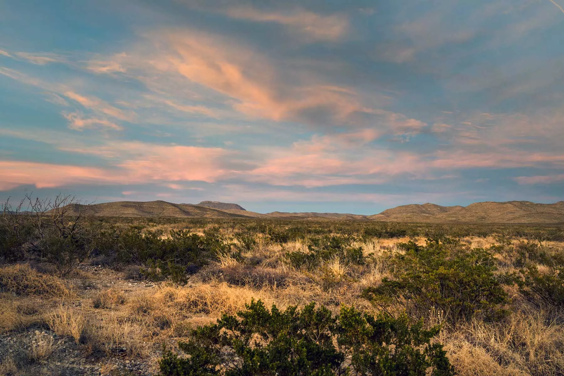 Ang batoon nga palibot sa Hueco Tanks State Park Historic Site kay ubos nga kabukiran sa ibabaw sa El Paso, T