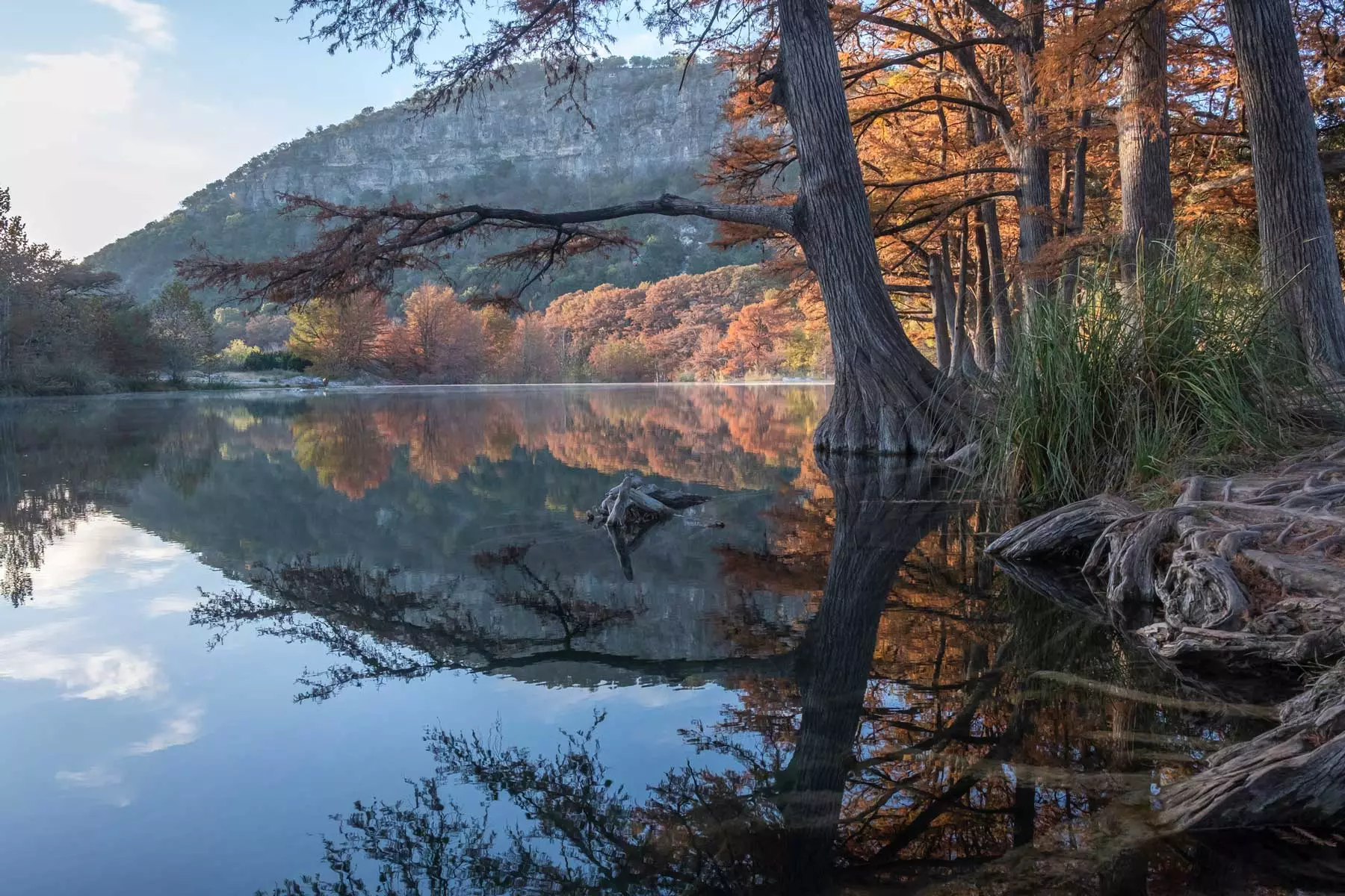 Schöne Herbstfarben im Texas Hill Country im Garner State Park