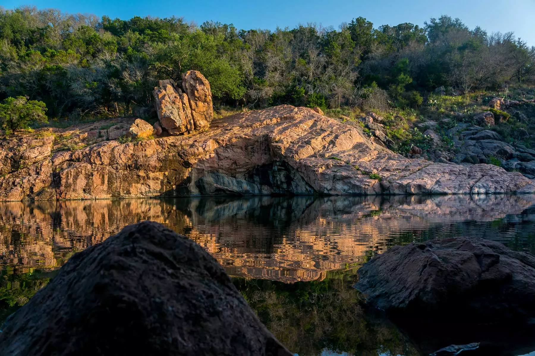 Д'яблы Waterhole, якія адлюстроўваюцца ў вадзе, дзяржаўны парк Inks Lake, Тэхас, ЗША