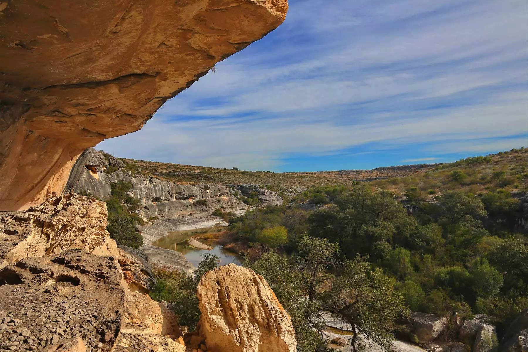 א מיינונג פון די גורל בעל שעלטער אין Seminole Canyon State Park