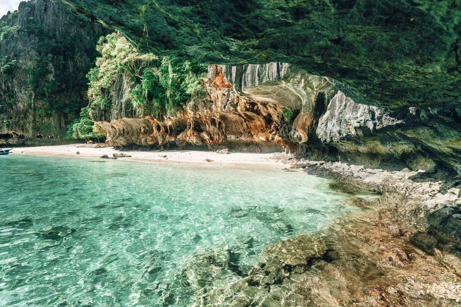 Grotta della spiaggia, El Nido, Palawan, Filippine