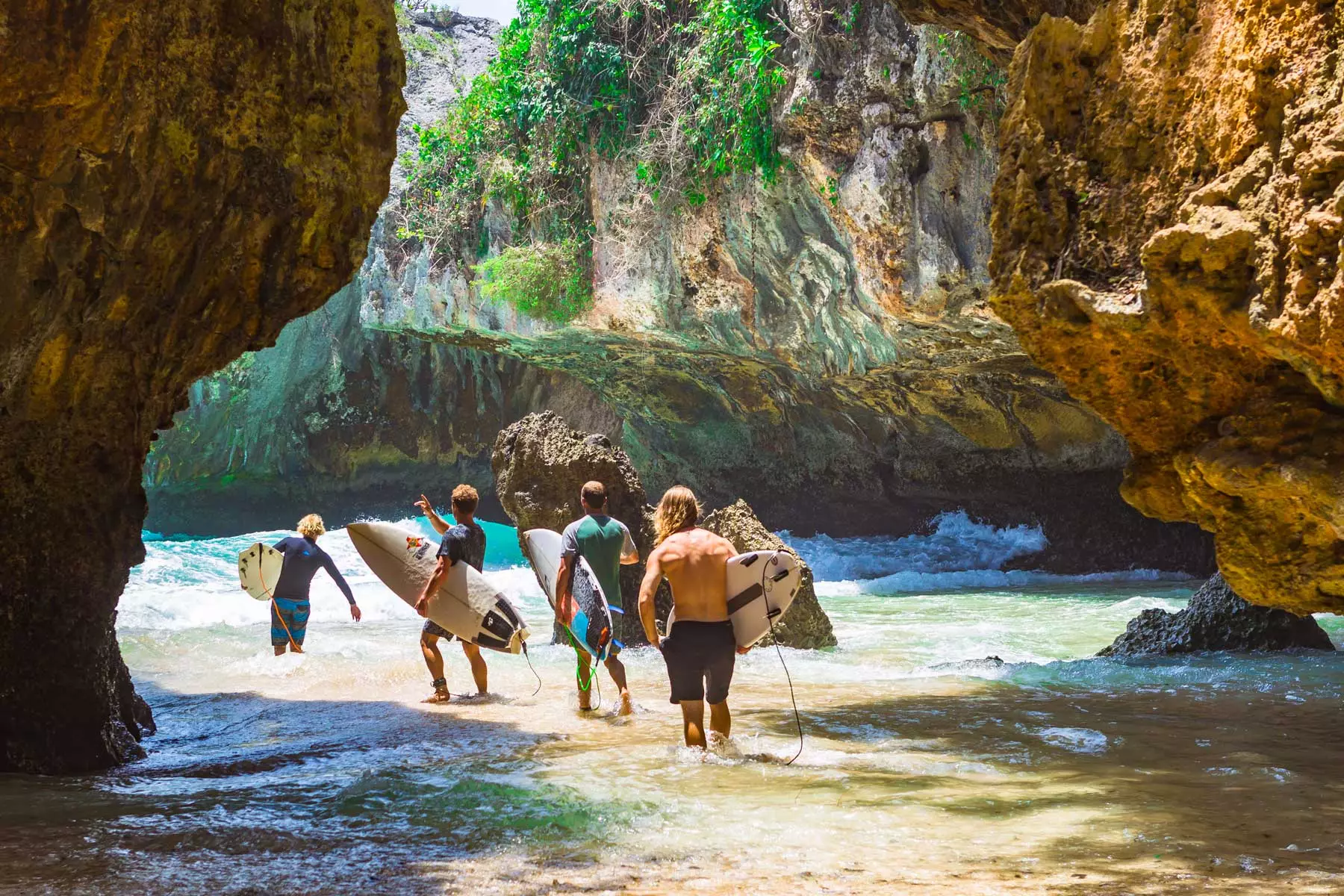 Surfers op Balangan Beach, Bali, Yndoneezje