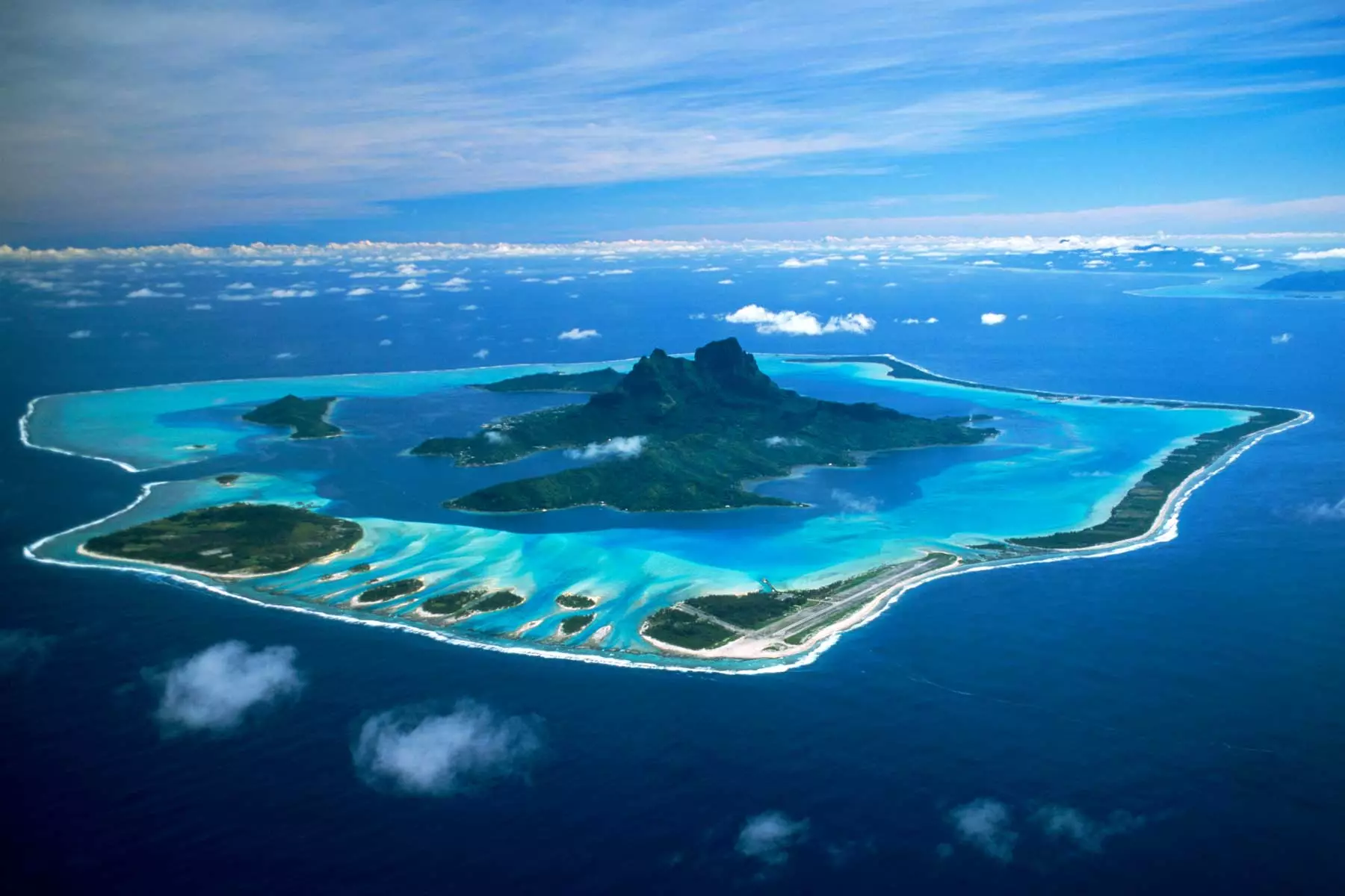Golygfa o'r awyr o Bora Bora, Polynesia Ffrainc