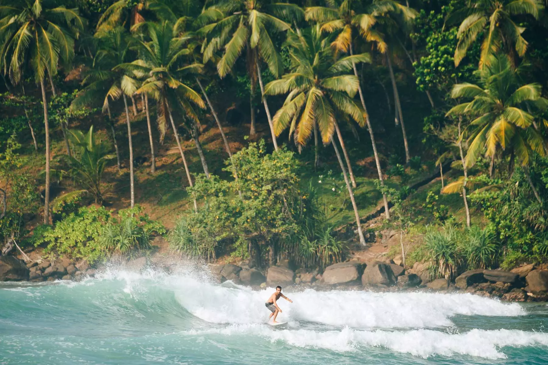 Surfer ag Trá Mirissa, Srí Lanca