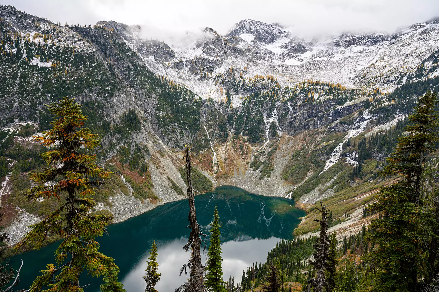 Pamandangan anu endah tina danau sareng gunung ngalawan langit di Taman Nasional North Cascades, Washington