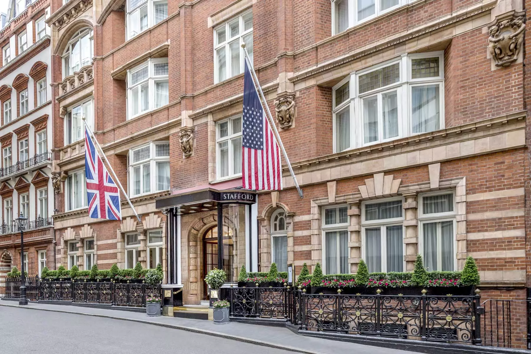 Pintu masuk ke hotel The Stafford di London