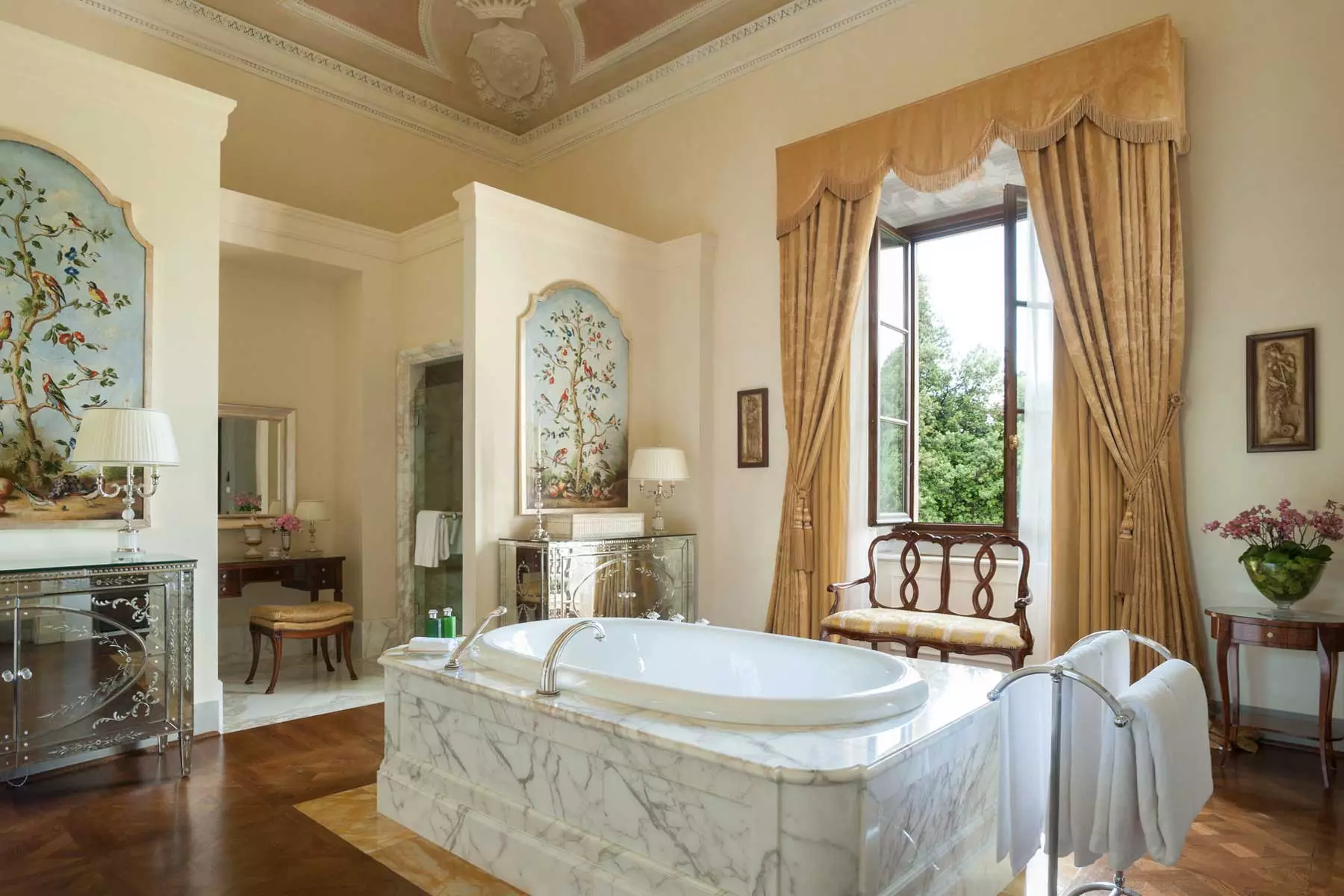 Флоренция, Италиядағы Four Seasons Firenze қонақ үйіндегі люкс бөлмесіндегі әшекейленген ванна бөлмесі