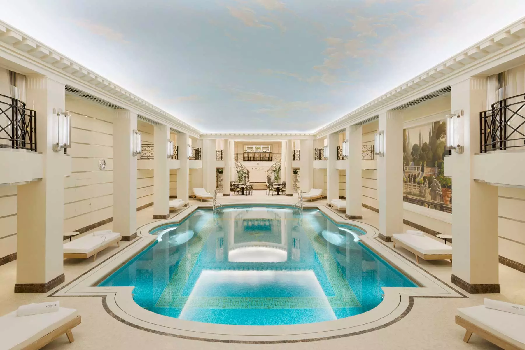 Pool på lyxhotellet Ritz Paris