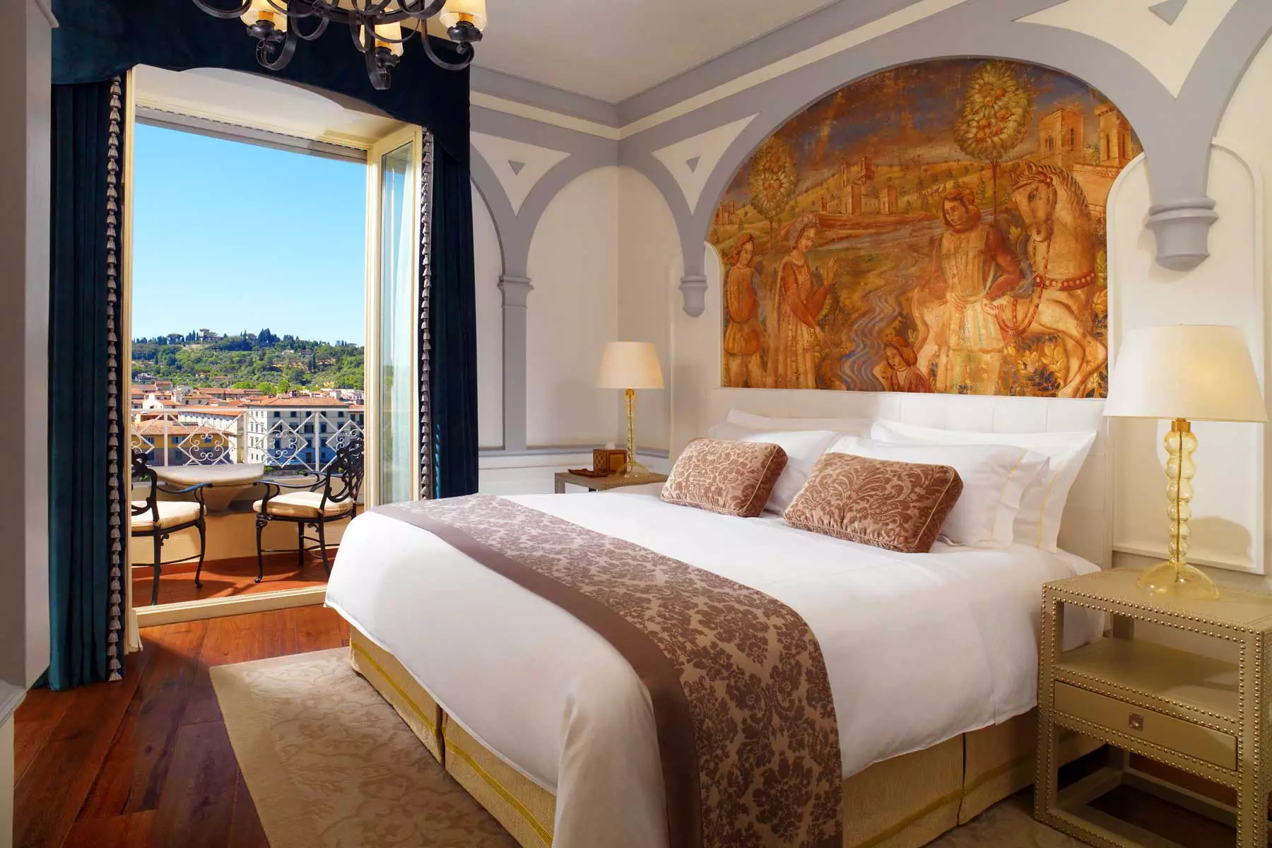 Bilik tetamu dengan teres di hotel St Regis di Florence, Itali