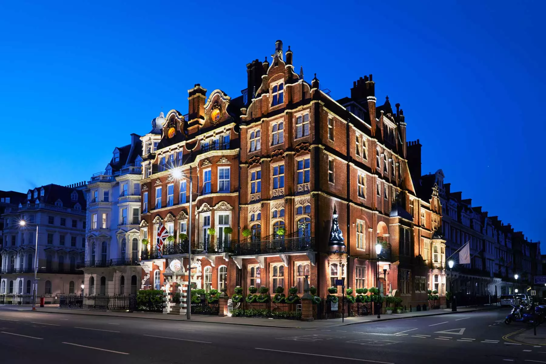 Exterior do hotel The Milestone en Londres, pola noite