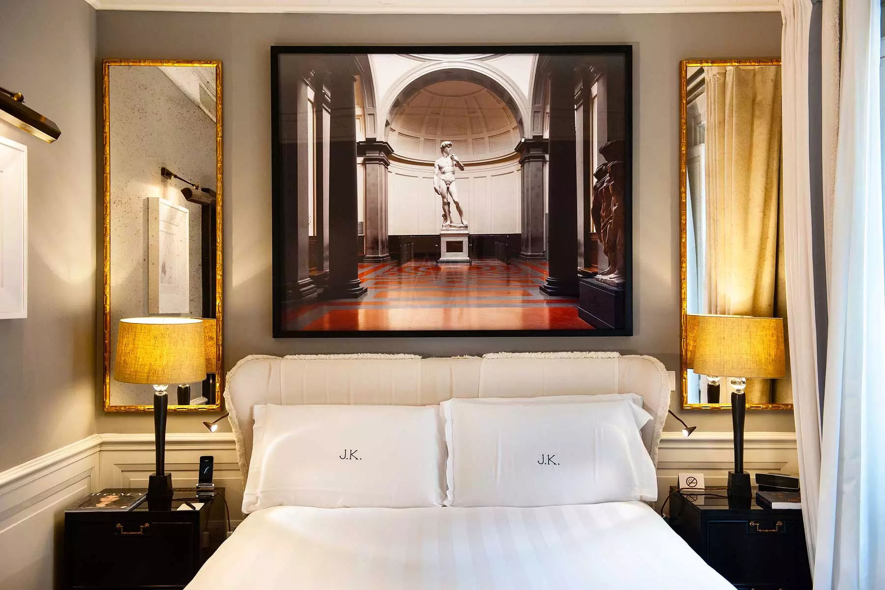 Detail tempat tidur dan karya seni di J.K. Tempatkan hotel Roma di Roma, Italia