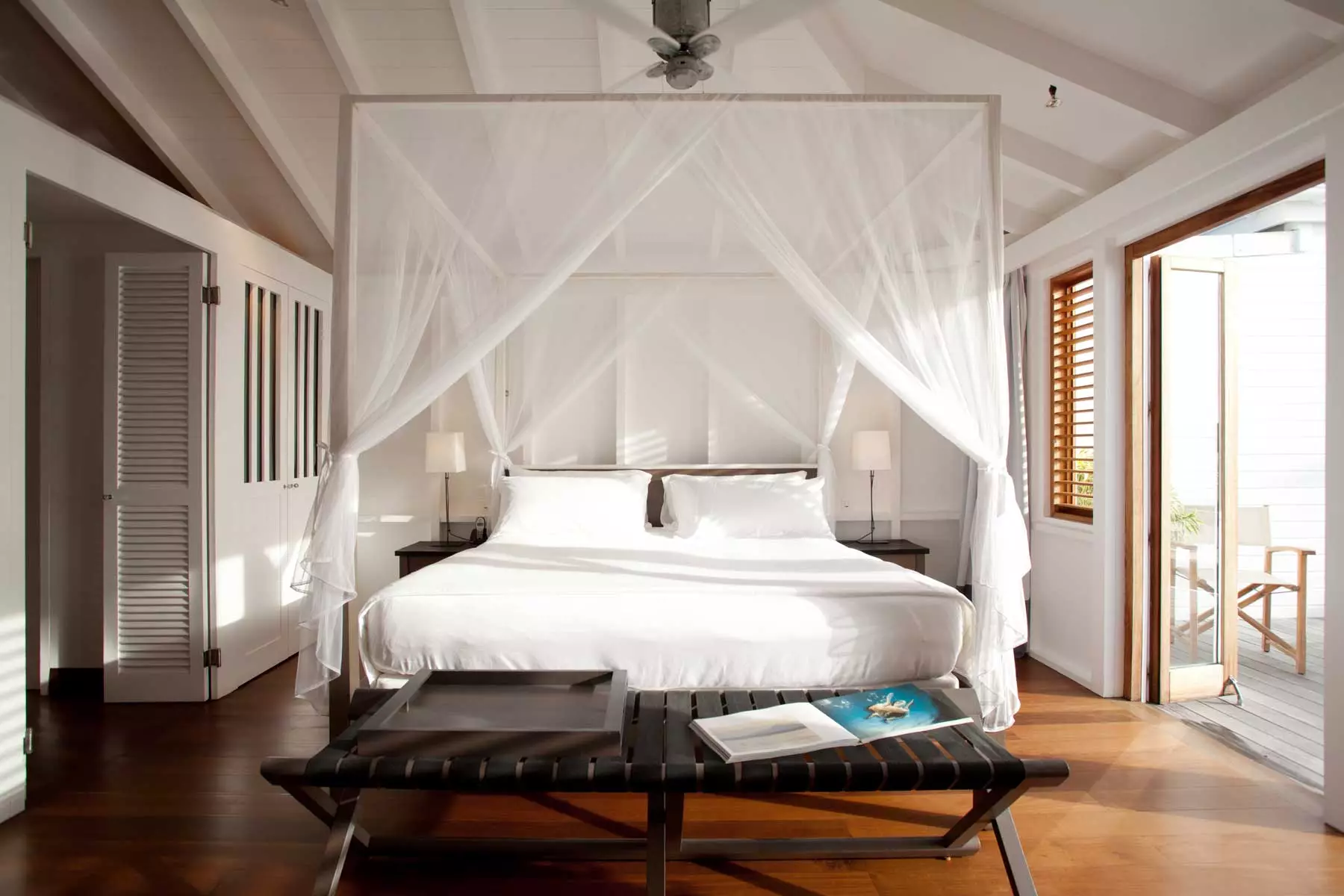 Airy dawb chav qhua ntawm Le Sereno Resort hauv St Barth's