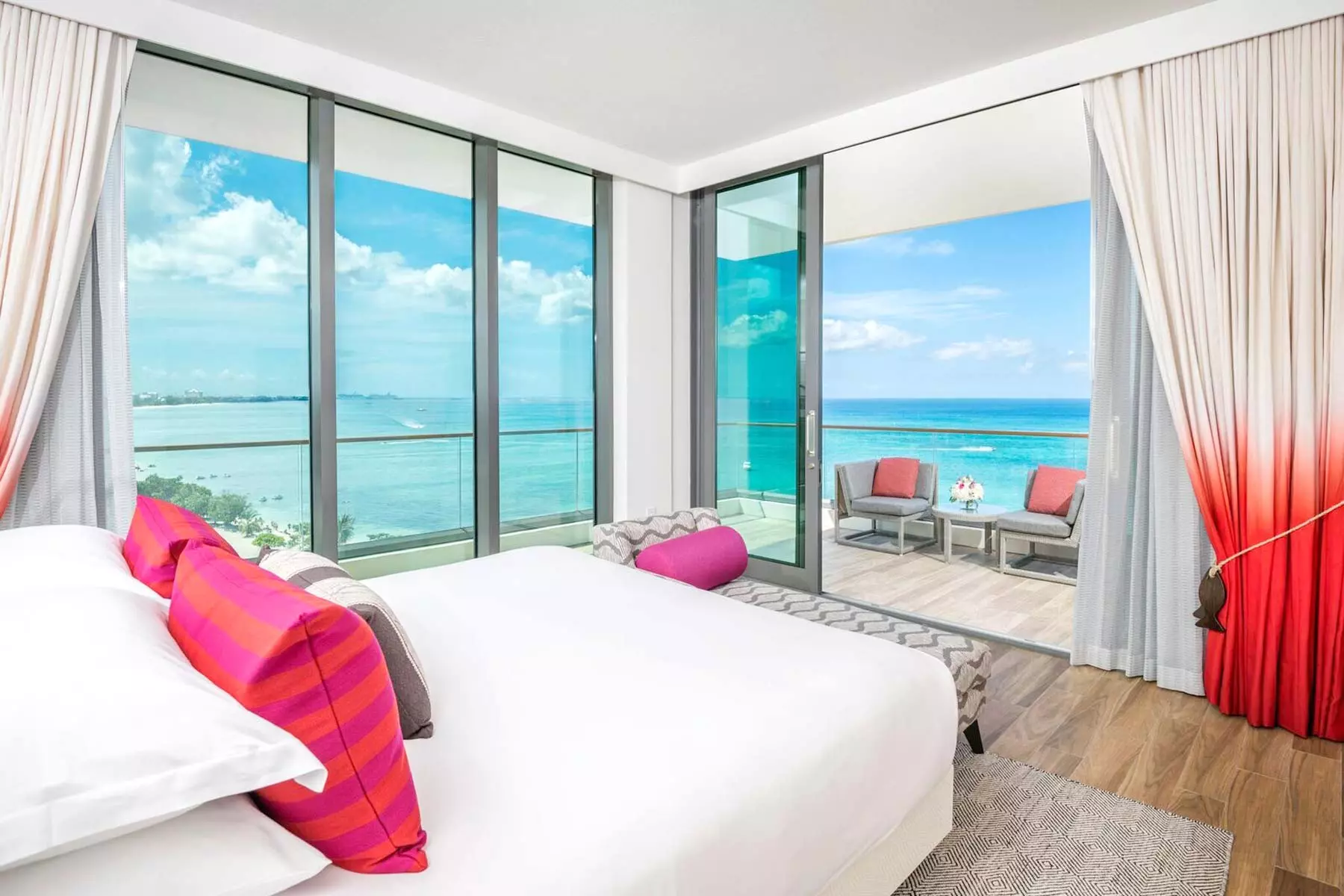 Igumbi lezivakashi elinokubukwa kwamanzi e-Kimpton Seafire Resort Grand Cayman