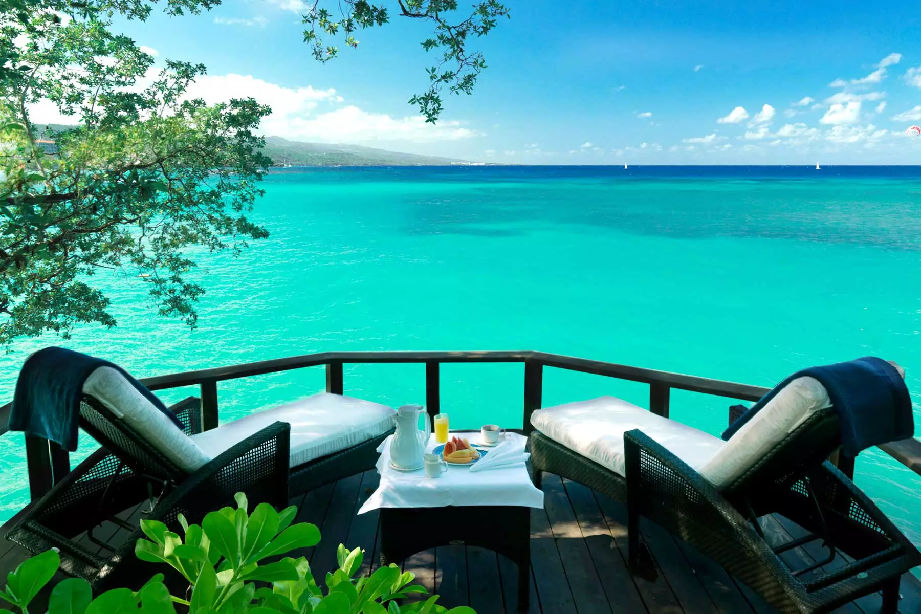 Saib ntawm lub terrace mus rau turquoise dej ntawm Jamaica Inn