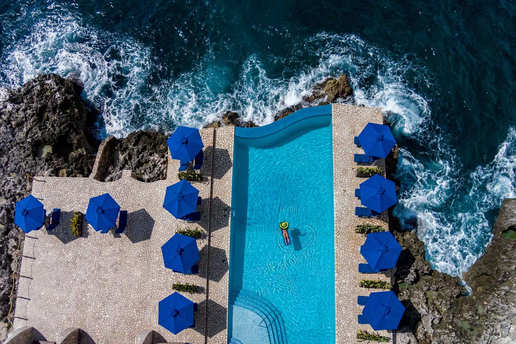 Luftfoto af en pool på Rockhouse Hotel i Jamaica