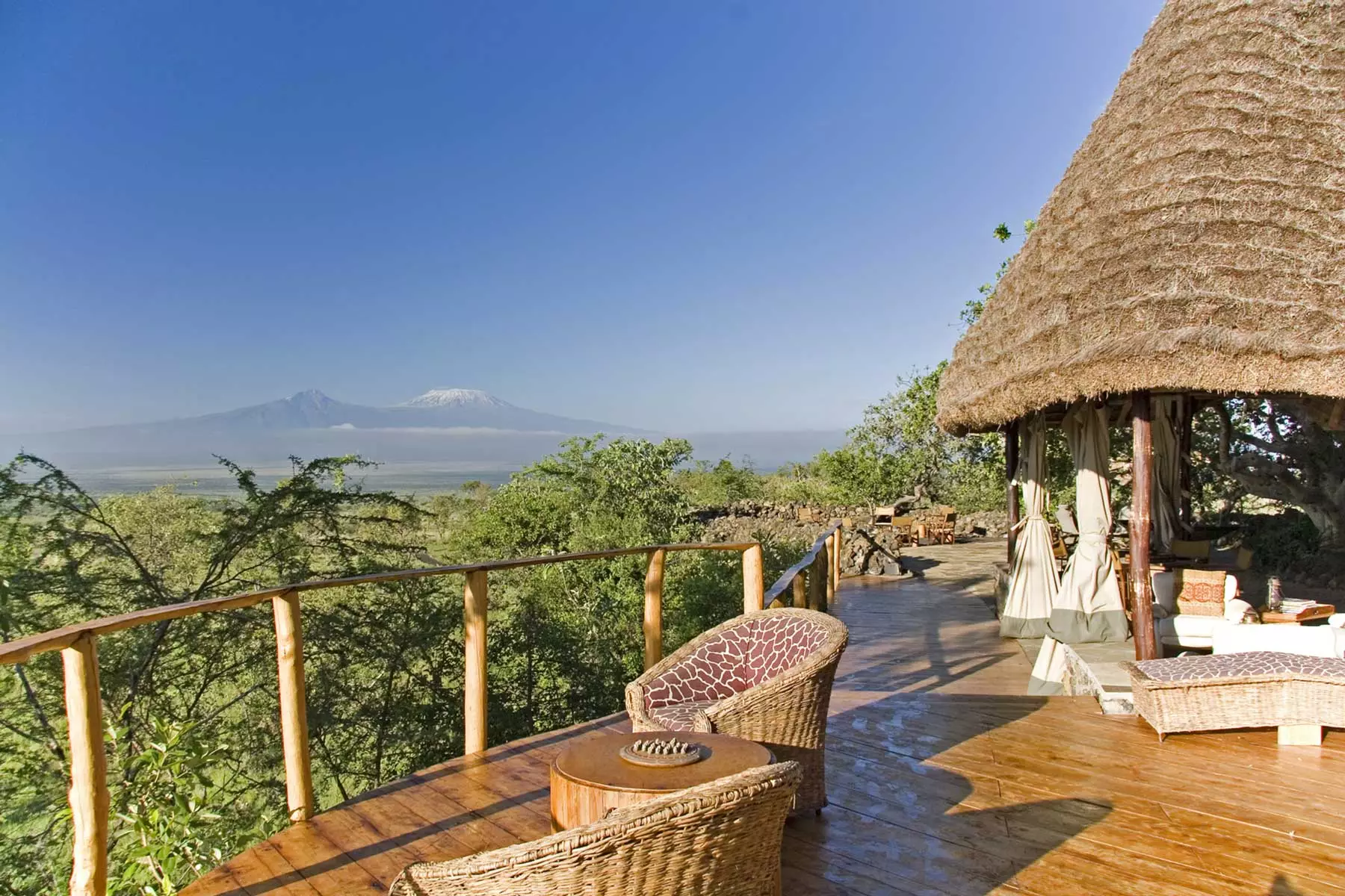 Micato Safaris, Camp ya Kunzi; Чулу Хилс; палуба; Кенија; поглед на планината Килиманџаро на растојание од дневната соба на отворено
