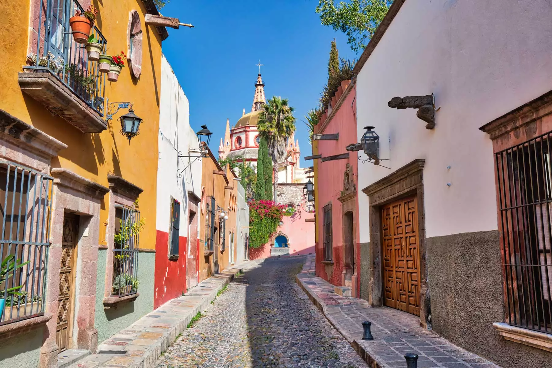 Meksiko, Buntaj konstruaĵoj kaj stratoj de San Miguel de Allende en historia urbocentro