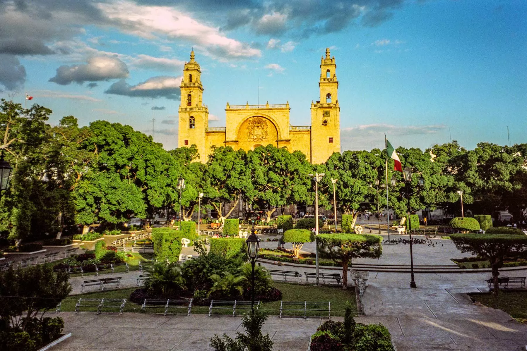 IMérida lelona komkhulu kunye nesona sixeko sikhulu selizwe laseMexico iYucatán kunye nesona sixeko sikhulu seYucatán Peninsula, kuMazantsi eMexico.