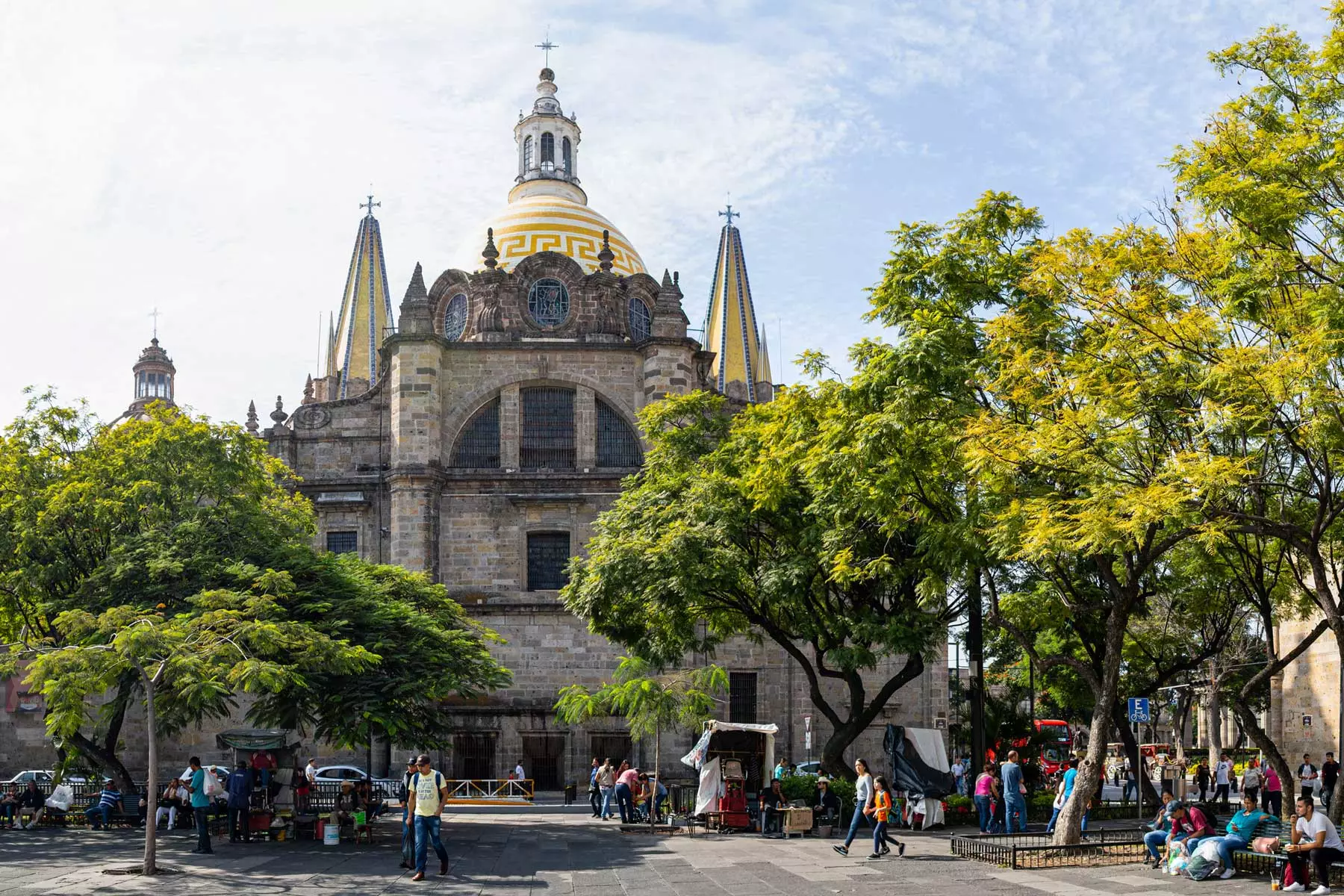 Vido de la Gvadalahara Katedralo de Plaza de la Liberacion en Gvadalaharo, Jalisco, Meksiko.